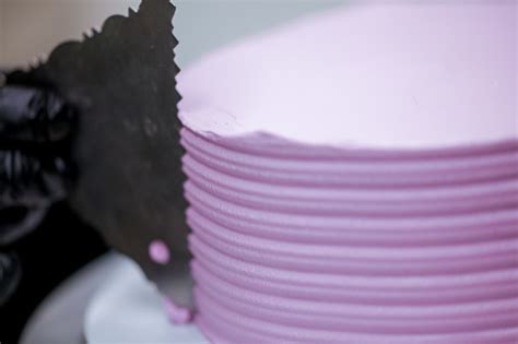 주걱과 스크레이퍼를 사용하는 데코레이터 스무딩 라일락 버터 크림 생일 젖빛 케이크 거품 내기에 대한 스톡 사진 및 기타 이미지 거품 내기 달콤한 음식 돌기 Istock