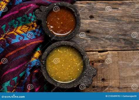 Salsa Verde Y Roja Mexicana En Molcajete Sobre Fondo De Madera Foto De