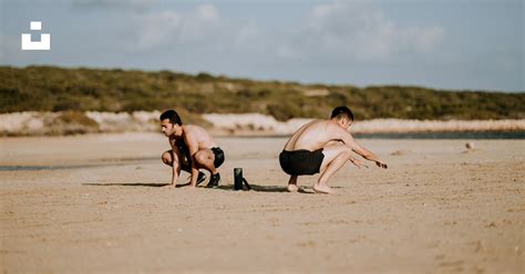 Deux Hommes Assis Sur Le Sable Photo Photo La Nature Gratuite Sur
