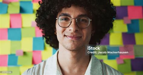 안경 프로젝트 관리 개발 및 계획을위한 사업가의 창의적이고 초상화 스티커 메모 작업 및 일정 의제 및 달력에 대한 사람과 벽 배경이 있는 무드보드 20 24세에 대한 스톡