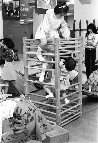 昭和49年東京銀座の松屋デパートですべり台付昭和の子供たち 写真特集時事ドットコム