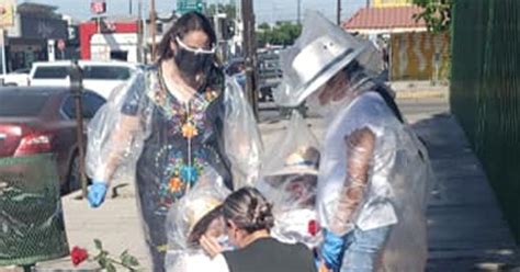 비닐옷 입고 간호사 엄마와 포옹한 아이들