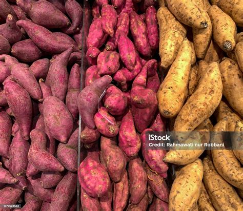 Foto De Inhame Roxo Fresco E Inhame Branco Batatadoce À Venda No Mercado Local Três Cores Do