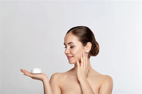 깨끗 한 신선한 피부 와 아름 다운 젊은 여자 터치 자신의 얼굴 소녀를 잡고 보습 크림을 바포 얼굴 트리트먼트 스킨 케어 화장품 미용 및 스파 메이크업 화장품에 대한 스톡