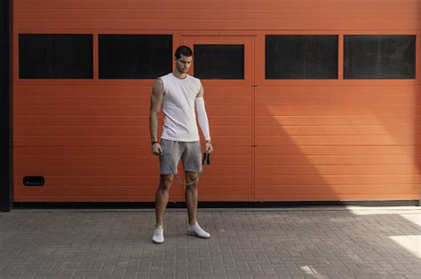 세로 운동 근육 질 남자 밧줄 점프와 함께 워밍업에 대 한 준비 개념에 대한 스톡 사진 및 기타 이미지 개념 건강한 생활