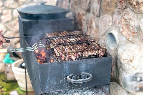 양갈비는 불을 피우고 가까이서 익혀 서 있다 양고기 갈비 구이 바베큐 바베큐 는 원래 양고기로 만든 그릴 랙에 구운 양고기용 와이어 랙 불에 전통 음식의 개념 갈비 음식에