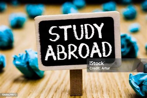 필기 텍스트 해외 유학입니다 개념 의미 몇 가지 시도 실수 하지 외국 칠판 구겨진 종이에 교육 기회를 추구 하는 나무 바닥을 만족 계획에 대한 스톡 사진 및 기타 이미지