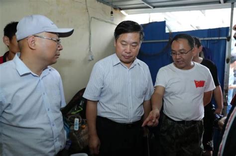 因为有你 所以安心 向顶风冒雨鏖战汛情的英雄致敬澎湃号·政务澎湃新闻 The Paper