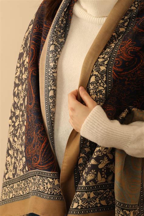 شال نسائي منقوش بيج غامق