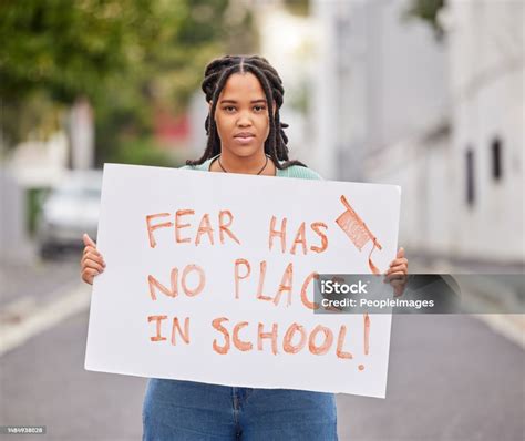 인권 지원 미국 총기 규제 또는 학교 총격 사건 중단을 위한 시위 초상화 포스터 및 도시 학생 집회 학생 현수막 세계 정의 십대 흑인 여성이 정부 법 개정을 위해 행진합니다