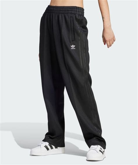 Adidas（アディダス）の「アディカラー クラシックス オーバーサイズ Sst トラックパンツ（ジャージ） アディダスオリジナルス
