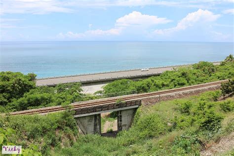 台東景點華源海灣華源瞭望台站在山頭上欣賞無敵海景筆直公路迷人鐵道串成的美麗天際線整幅畫看起來既清爽又舒服 Vicky 媽媽的遊樂園