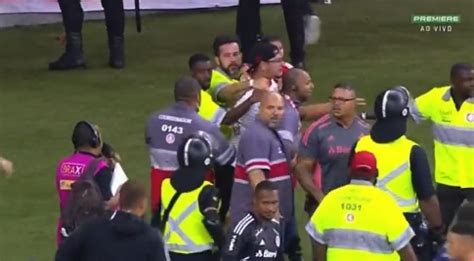 VÍDEO Torcedor invade gramado do Beira Rio filha no colo para