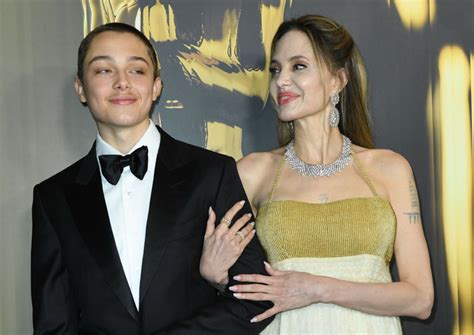 Knox El Hijo De Angelina Jolie Hace Su Debut En La Alfombra Roja
