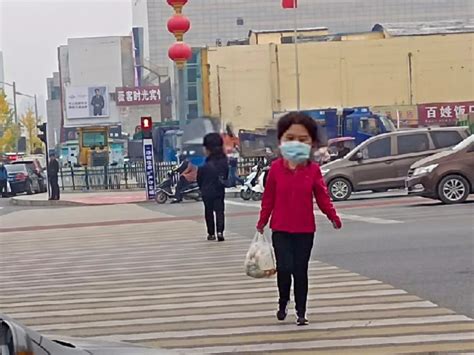 曝光 行人闯红灯澎湃号·政务澎湃新闻 The Paper