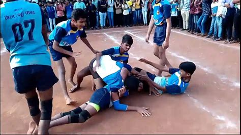 शालेय क्रीडा स्पर्धेतील माध्यमिक गटातील कबड्डीच्या अंतिम सामन्याचा थरार