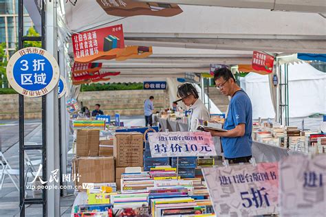 上海：旧书市集开进陆家嘴 市民淘书不亦乐乎【3】 图片频道 人民网