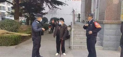 天寒地冻迷归途 路遇警察解困难老人花园小区情况