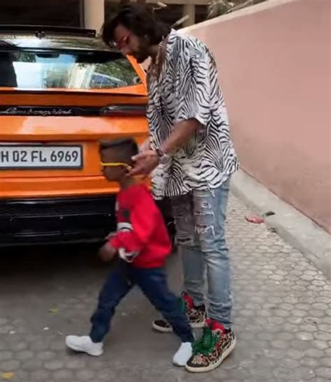 नन्हें बच्चों के साथ रणवीर ने बिताया समय सेल्फी लेते हुए दिखे एक्टर