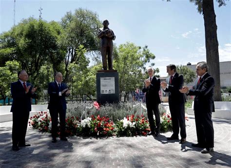 Develan estatua en memoria de Nemesio Díez en remodelación del Jardín