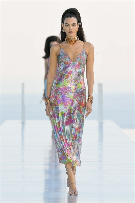 Dua Lipa x Versace La Vacanza la colección más esperada del verano