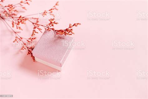 빈 인사말 카드 초대장 및 봉투 모형 마른 꽃과 가지로 만든 최소한의 꽃 프레임과 선물 플랫 레이 평면도 해피 어머니의 날 생일