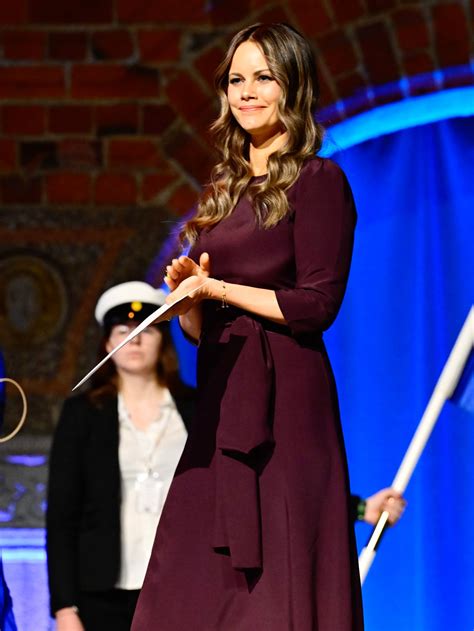 El Truco De Estilo De Sofia Hellqvist Para Que El Vestid Más Simple Sea