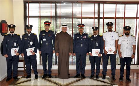 وكيل وزارة الداخلية لشئون الجنسية والجوازات والإقامة يكرم مجموعة من