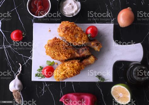 검은 대리석 배경에 소스를 곁들인 맛있는 수제 바삭바삭한 프라이드 치킨 0명에 대한 스톡 사진 및 기타 이미지 0명 갈색