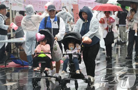 유모차 타고 뉴스1