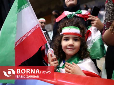 خبرآنلاین تصاویر حضور زنان با پرچم‌های ایران در دیدار تیم ملی مقابل