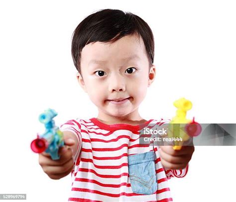 및 어린이 장난감 총에 게임하기 4 5세에 대한 스톡 사진 및 기타 이미지 4 5세 6 7 살 검정 머리 Istock