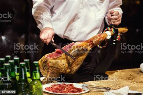 Jamon입니다 Jamon Serrano입니다 블랙에 전통적인 스페인 햄 닫습니다 Hamon 리코 슬라이스 웨이터는 전체