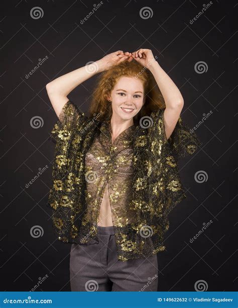 Muchacha Emocional Pelirroja En Una Presentaci N De La Blusa Del