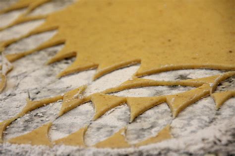 원시 패스트리 반죽 쇼트 크러스트 베이킹 쿠키에서 크리스마스 쿠키를 잘라 겨울에 대한 스톡 사진 및 기타 이미지 겨울 달콤한 음식 돌 건축자재 Istock
