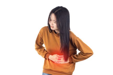 아픈 아시아 여성은 하얀 배경에 고립된 복통을 앓고 있다 대장암에 대한 스톡 사진 및 기타 이미지 대장암 변비 청년 성인 Istock