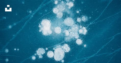 물에 흰색 거품이 있는 파란색 배경 사진 Unsplash의 무료 텍스처 이미지