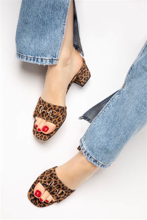 Леопардовые шлепанцы на каблуке Мюли Обувь Женская Duetbyme