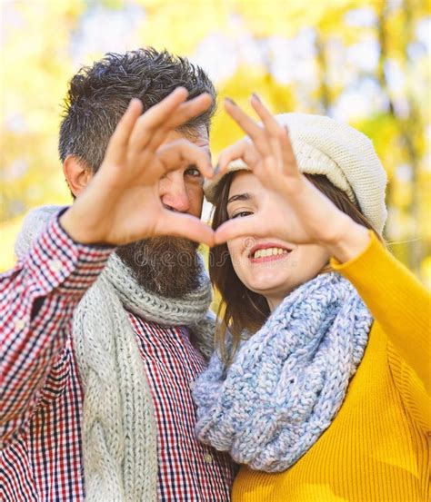 Concepto Rom Ntico Y Soleado De La Ca Da Pares En Amor Con Las Bufandas Foto De Archivo Imagen