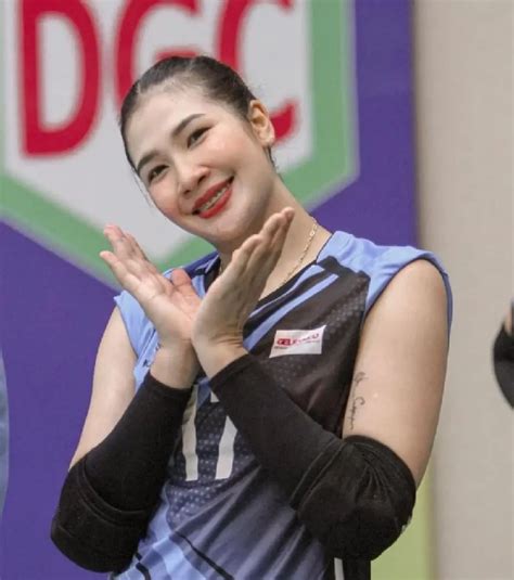 ออมสิน ศศิภาพร โดนแฟนวอลเลย์บอลรุมสวดยับ หลังรีโพสต์สตอรี่ แบกโค้ช