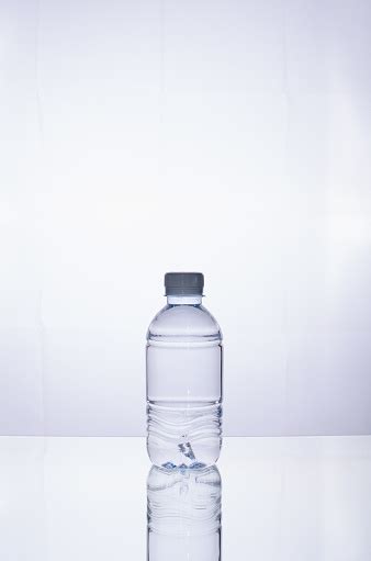 플라스틱 병 술마시기 저수시설 흰색 바탕에 흰색 배경 0명에 대한 스톡 사진 및 기타 이미지 0명 가득 찬 광물질