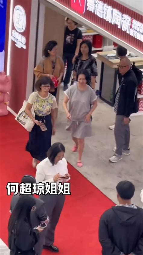 61歲何超瓊變身Pink lady酒吧消遣 開金口演繹舊愛名曲唱功驚人 星島日報