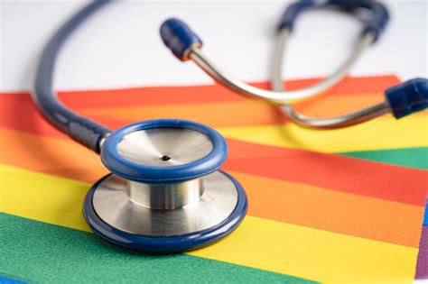 무지개 깃발 배경의 청진기 Lgbt 자존심의 달의 상징은 게이 레즈비언 양성애자 트랜스젠더 인권 및 평화의 상징 인 6 월