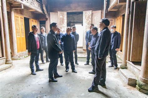市政协主席刘家富在挂点帮扶村走访慰问驻村