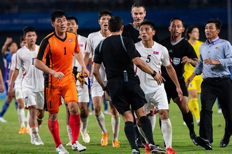 ＜アジア大会 日本・北朝鮮＞試合後、主審に詰め寄り猛抗議する北朝鮮イレブンら（ap） ― スポニチ Sponichi Annex サッカー