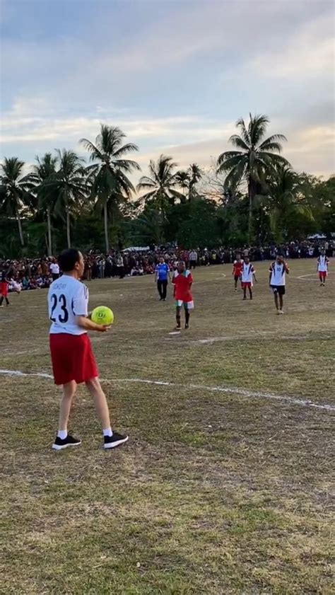 Viral Momen Jokowi Main Bola Bareng Anak Anak Di Papua Netizen Salah