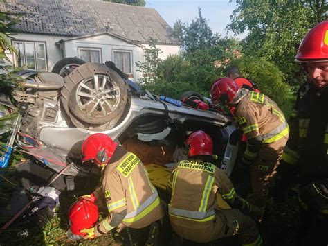 Audi wypadło z drogi i dachowało w przydomowym ogrodzie zdjęcia Lublin pl Wiadomości z