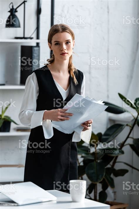 아름 다운 실업 문서를 들고와 직장에서 카메라를 보고 공식적인 마모에 가구에 대한 스톡 사진 및 기타 이미지 가구 기업 비즈니스 머그 Istock