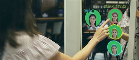 Iot 스마트 소매 미래 지향적 인 기술 개념 행복 한 여자 인공 지능에 의해 새로운 머리의 선택 색상을 예측 하는 상점이 나 소매에 가상 또는 증강 현실과 스마트