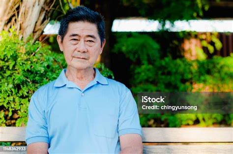 행복 한 아시아 수석 신사 나무 벤치에 앉아서 화창한 날에 공원에서 휴식 60 69세에 대한 스톡 사진 및 기타 이미지 60